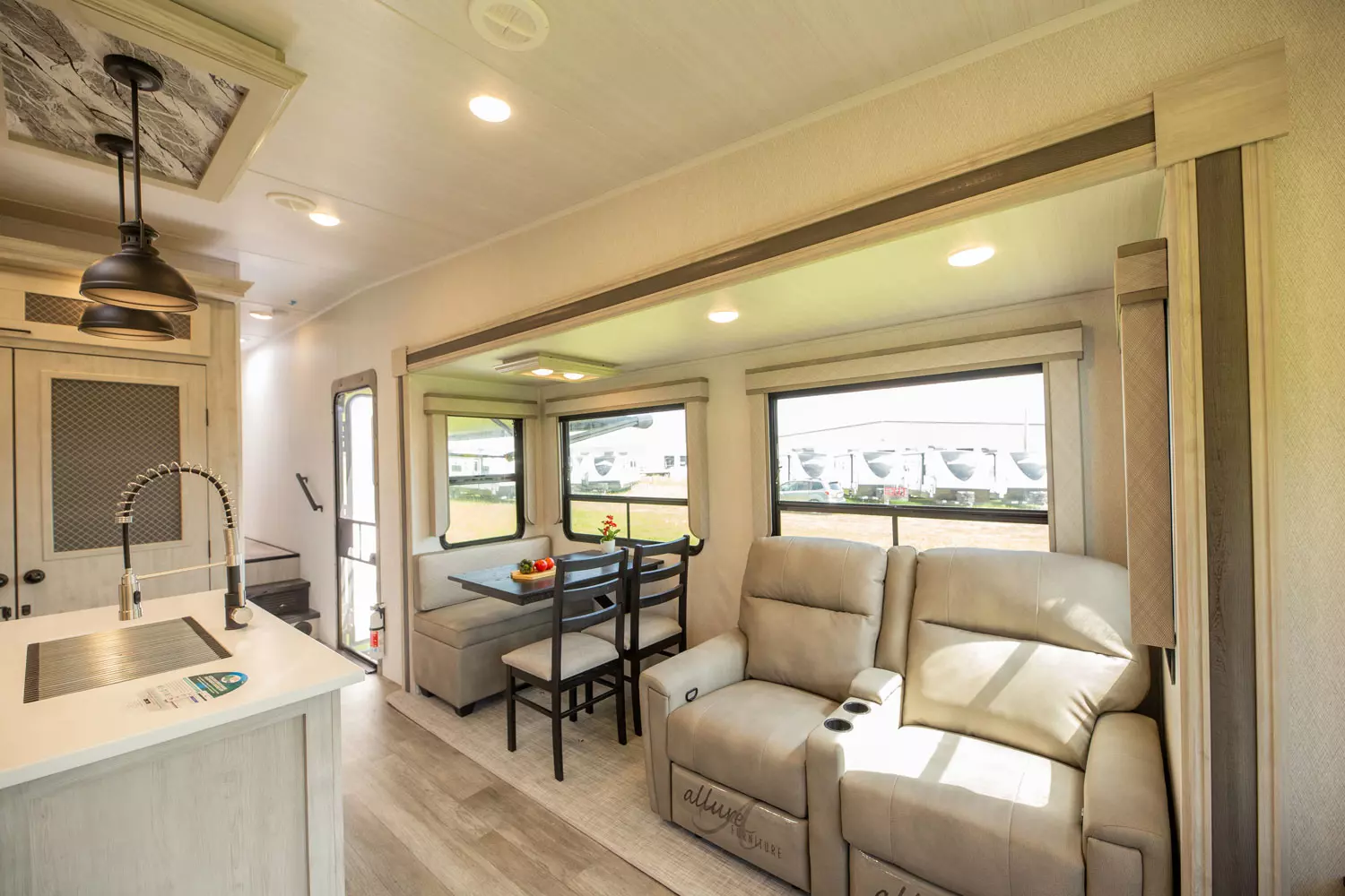 Tandara Fifth Wheels - East to West