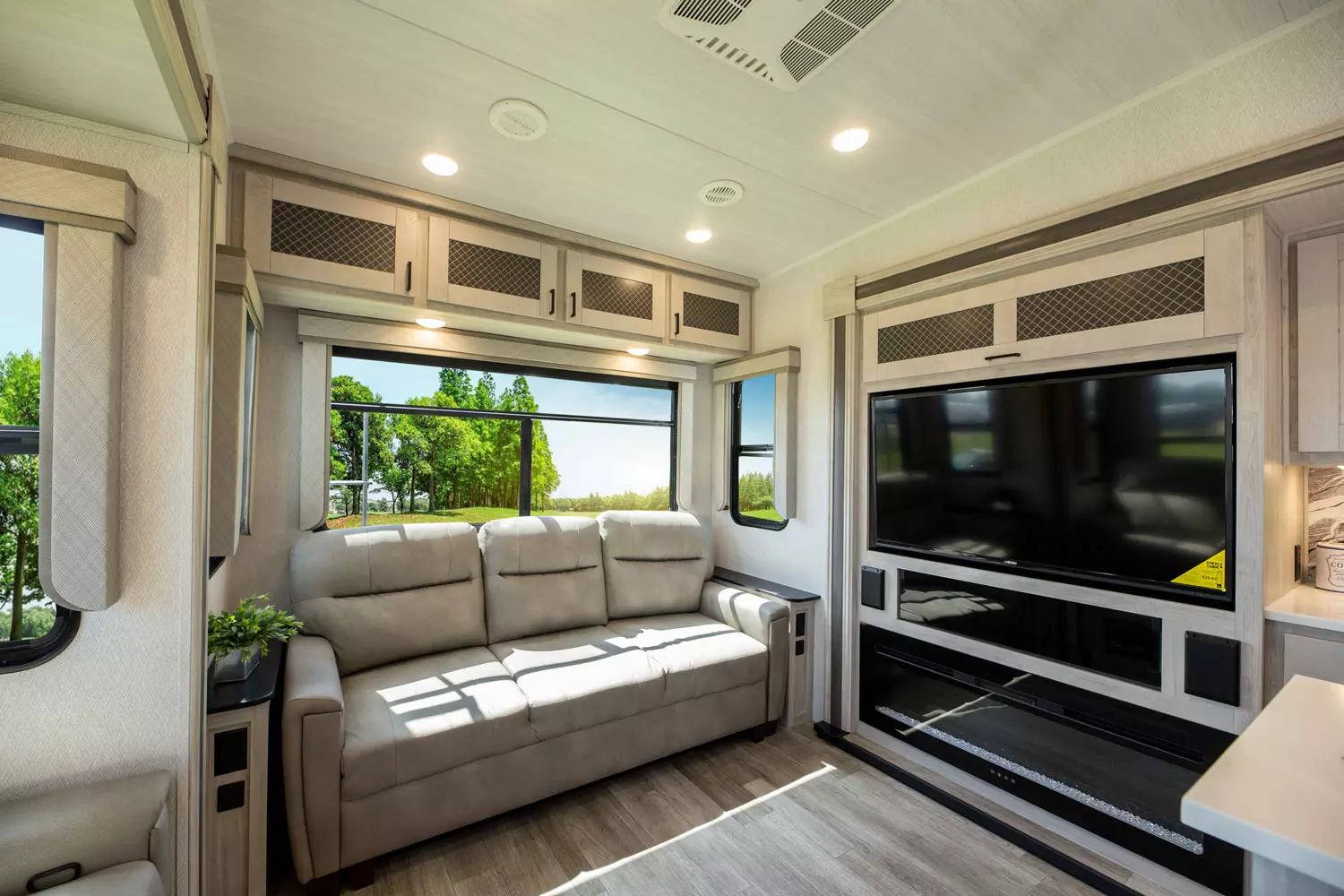 Tandara Fifth Wheels - East to West